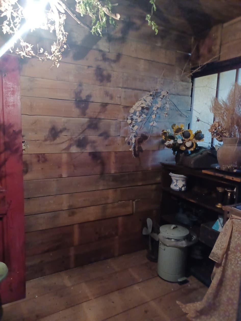 アンティークな板張りの壁面が映える空間の写真17