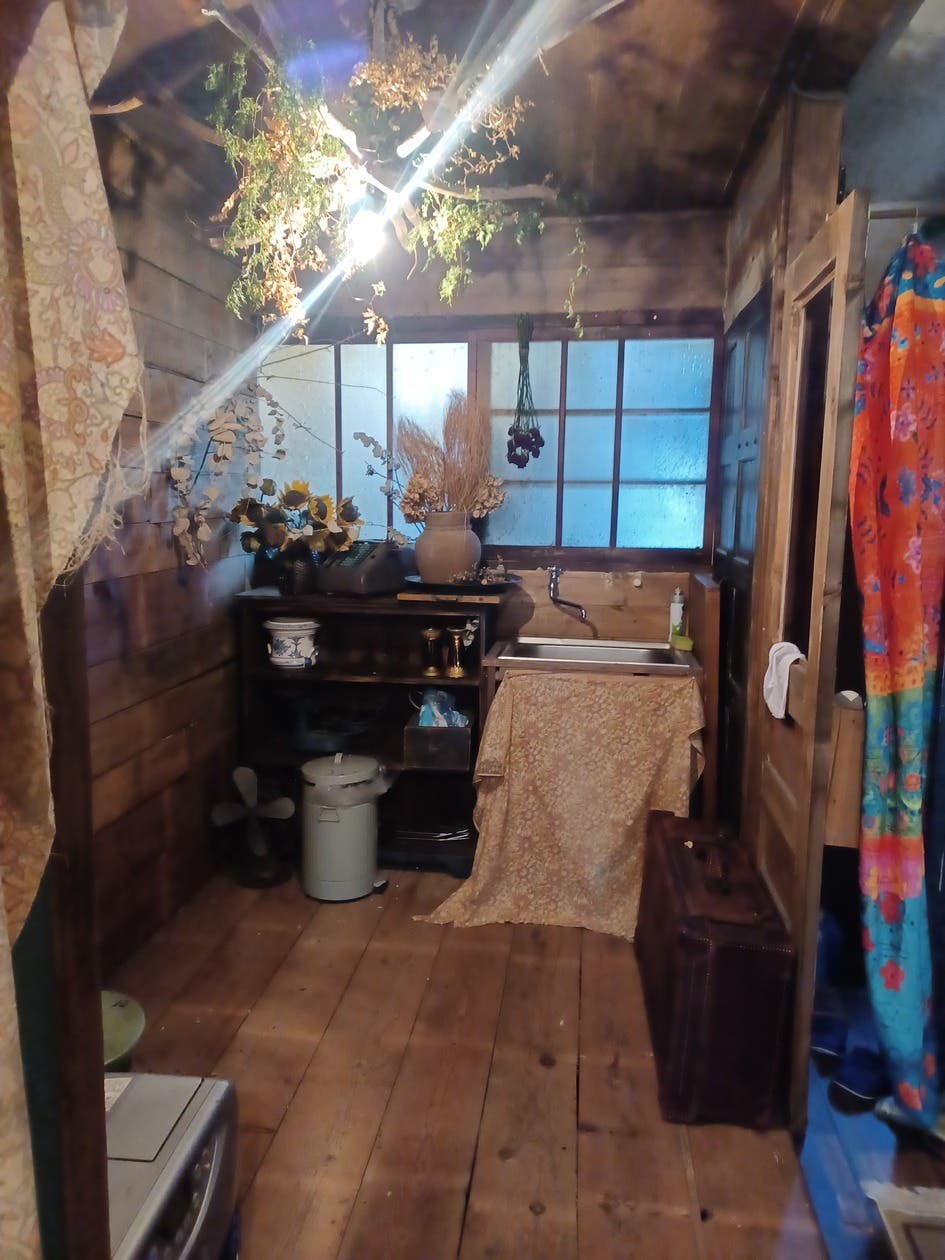 アンティークな板張りの壁面が映える空間の写真19