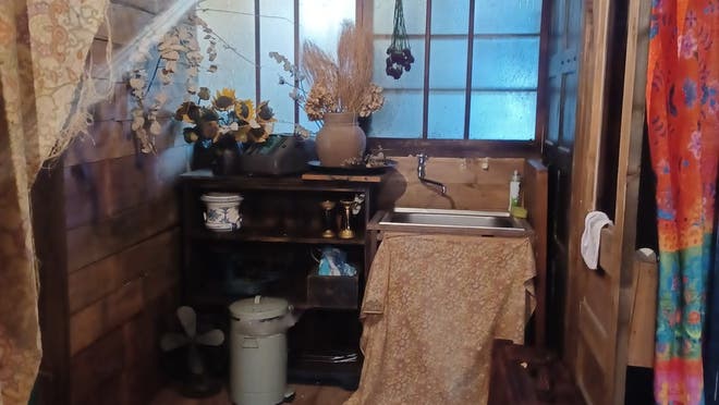 アンティークな板張りの壁面が映える空間の写真19