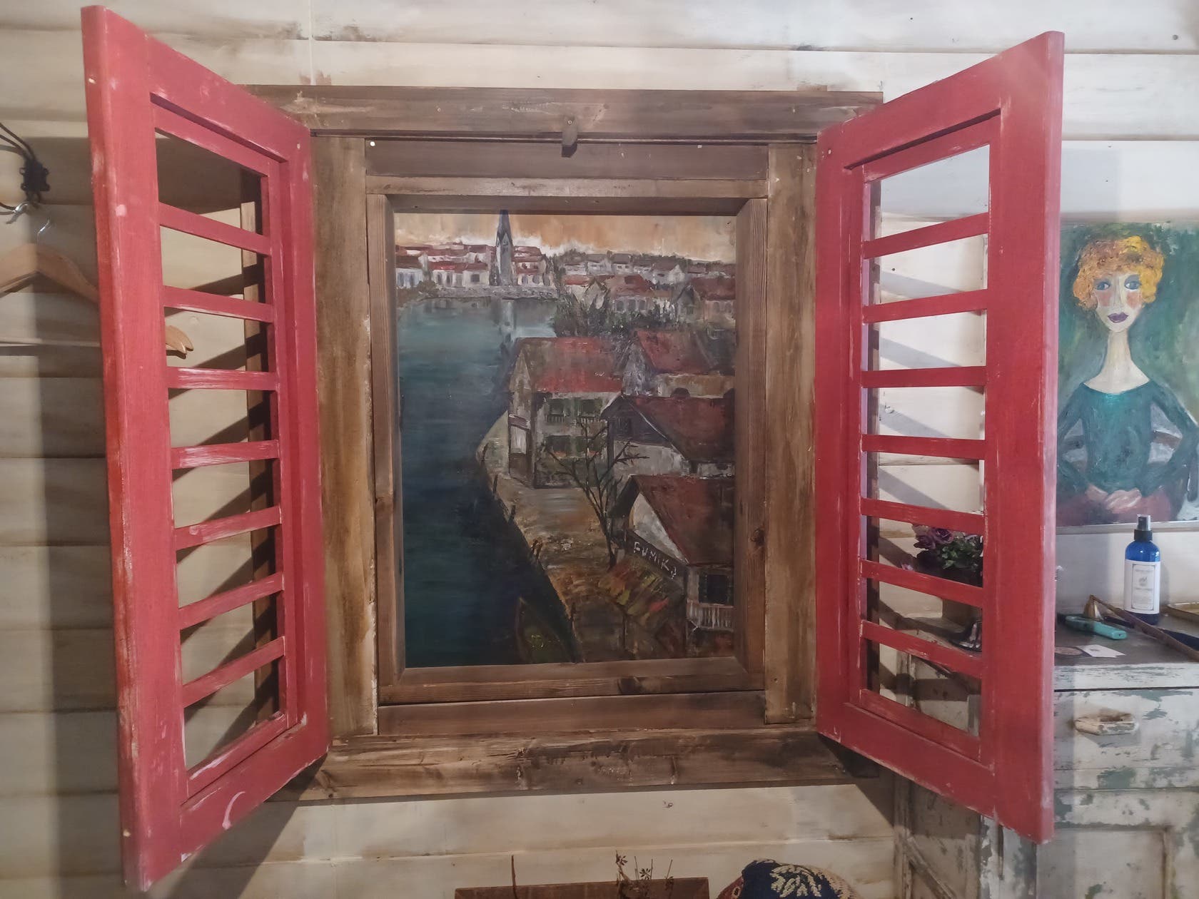 アンティークな板張りの壁面が映える空間の写真10