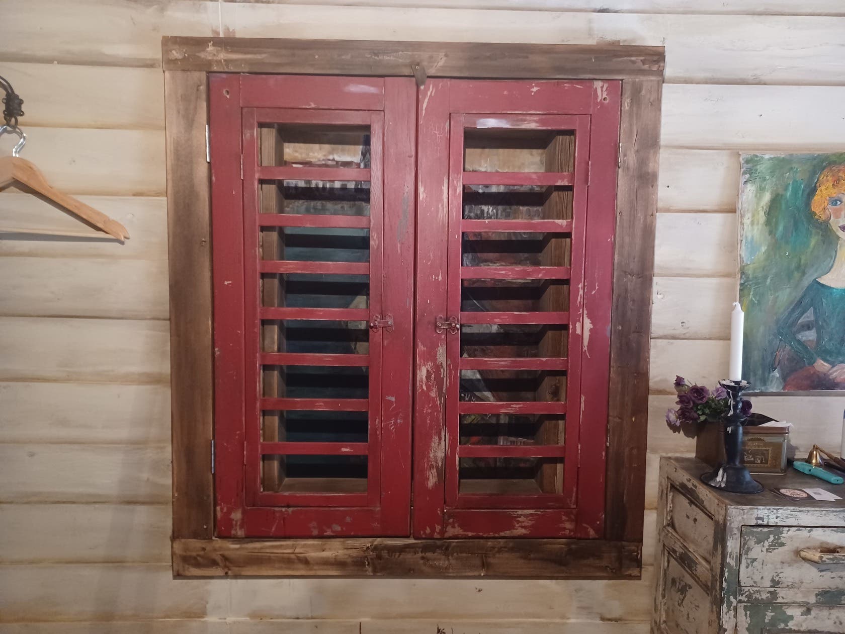 アンティークな板張りの壁面が映える空間の写真9