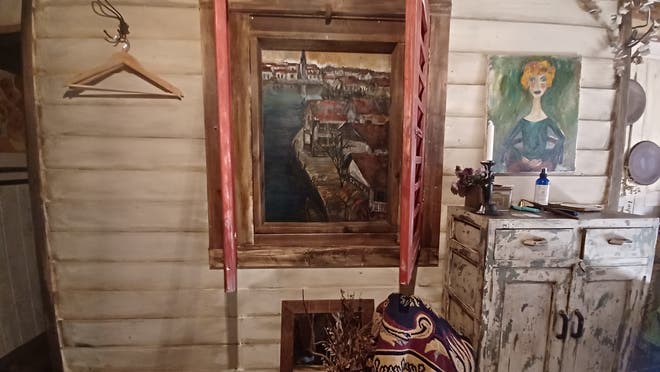 アンティークな板張りの壁面が映える空間の写真8