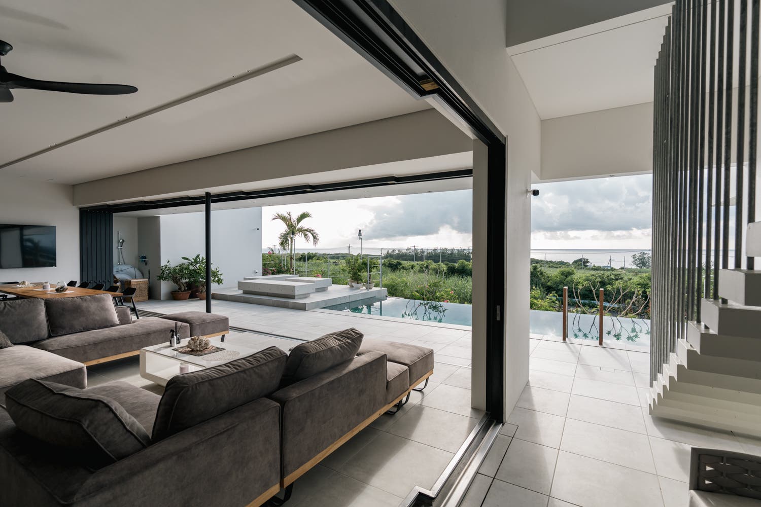 屋外ジャグジー/インフィニティプール/サウナ/自然を感じながら、刻々と移り変わる海の表情を楽しめるの写真6