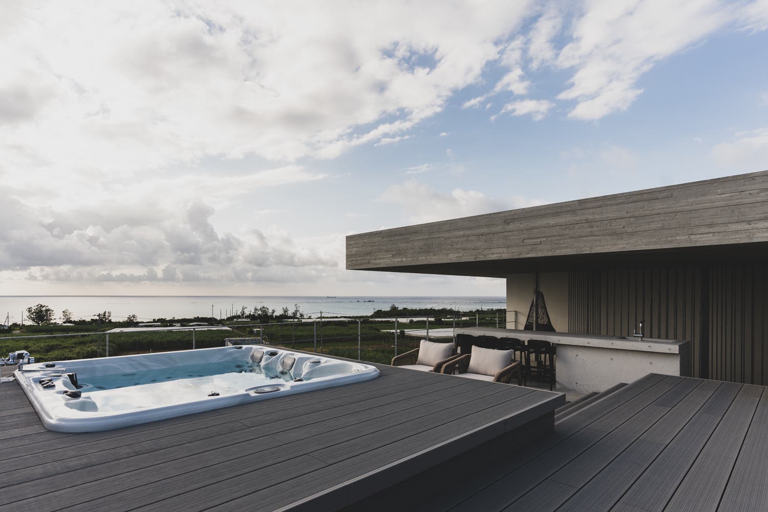 屋外ジャグジー/インフィニティプール/サウナ/自然を感じながら、刻々と移り変わる海の表情を楽しめるの写真10