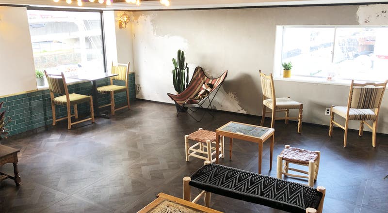 箕面萱野駅から徒歩５分のカフェ＆バー（無料駐車場あり）