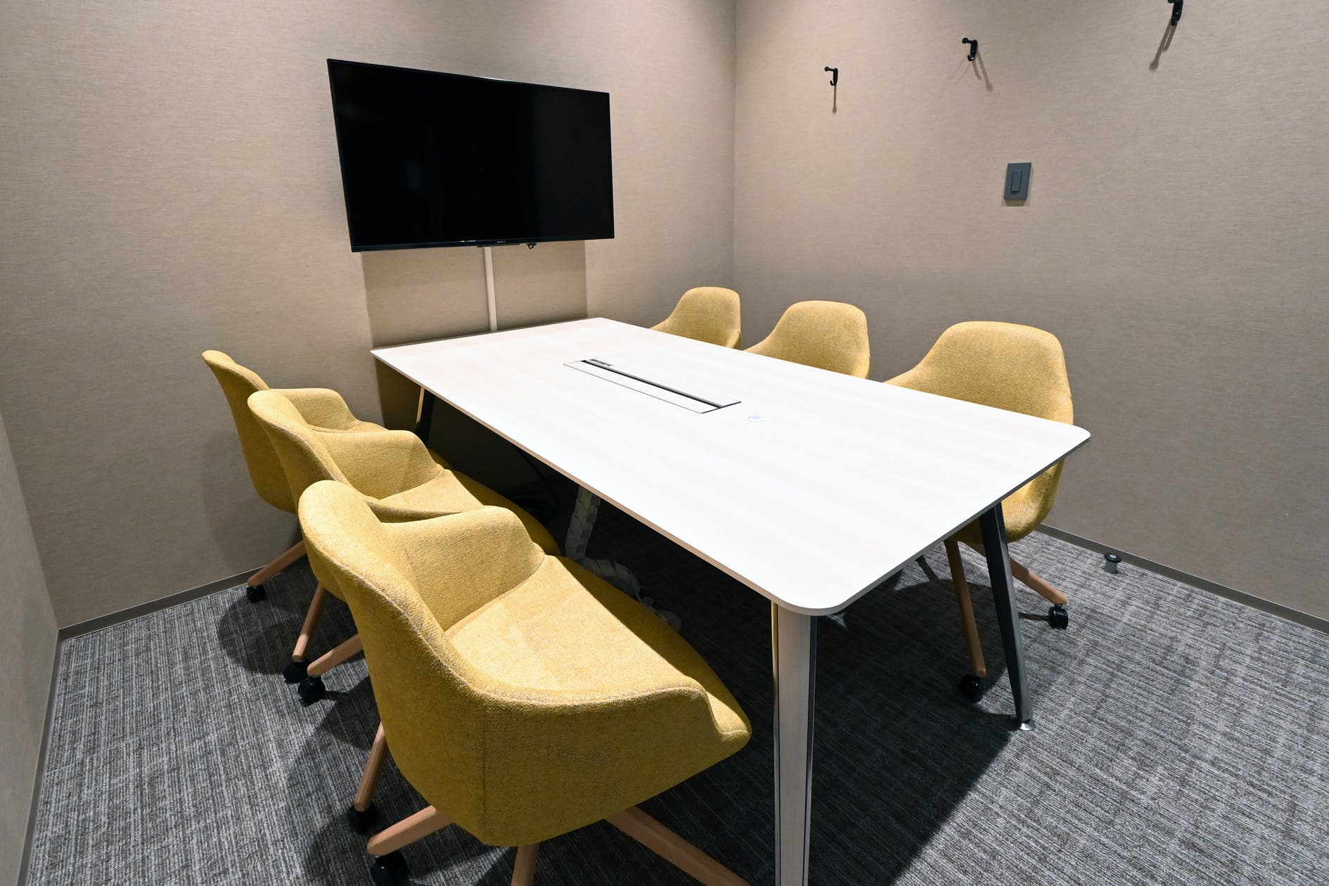 会議室 02(6名)の写真1