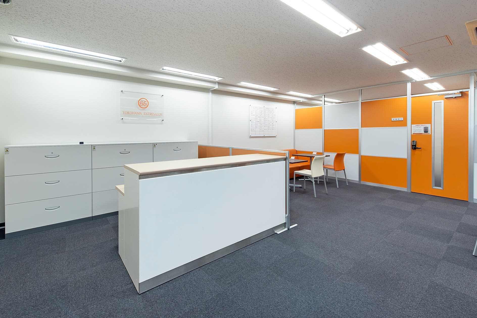 ⭐️【4名会議室】横浜駅から徒歩4分！⭐️スタッフ常駐のため安心してご利用いただけます！✨Wi-Fi有りの写真2