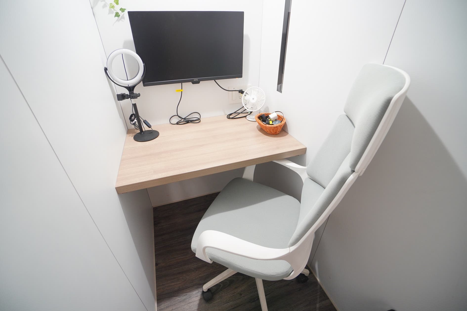 ＜ワークブース宝町No.6＞駅近人気エリア🚃完全個室💼Wi-Fi📶電源🔌テレワーク/ZOOM/自習/作業場所の写真1