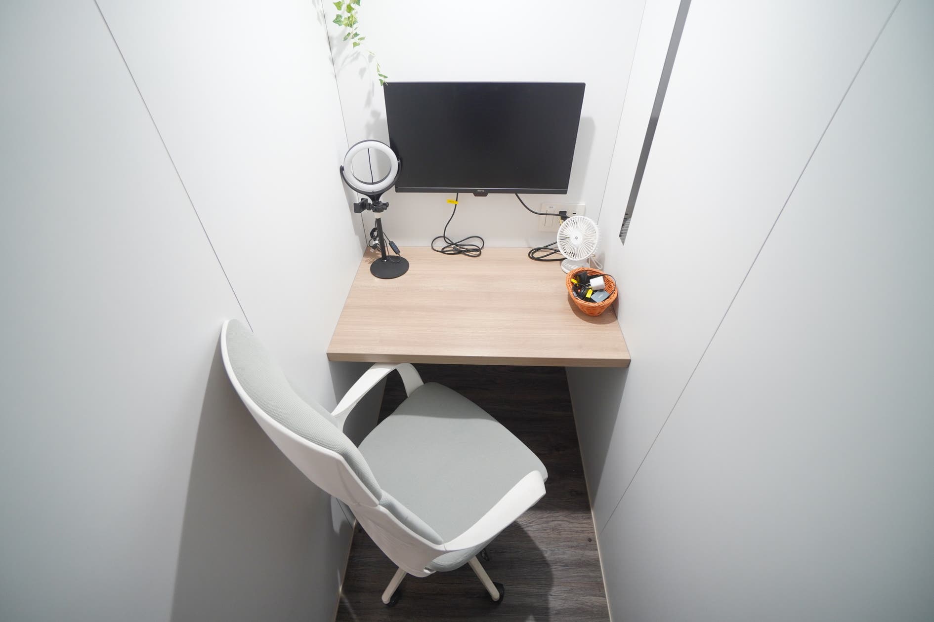 ＜ワークブース宝町No.6＞駅近人気エリア🚃完全個室💼Wi-Fi📶電源🔌テレワーク/ZOOM/自習/作業場所の写真3