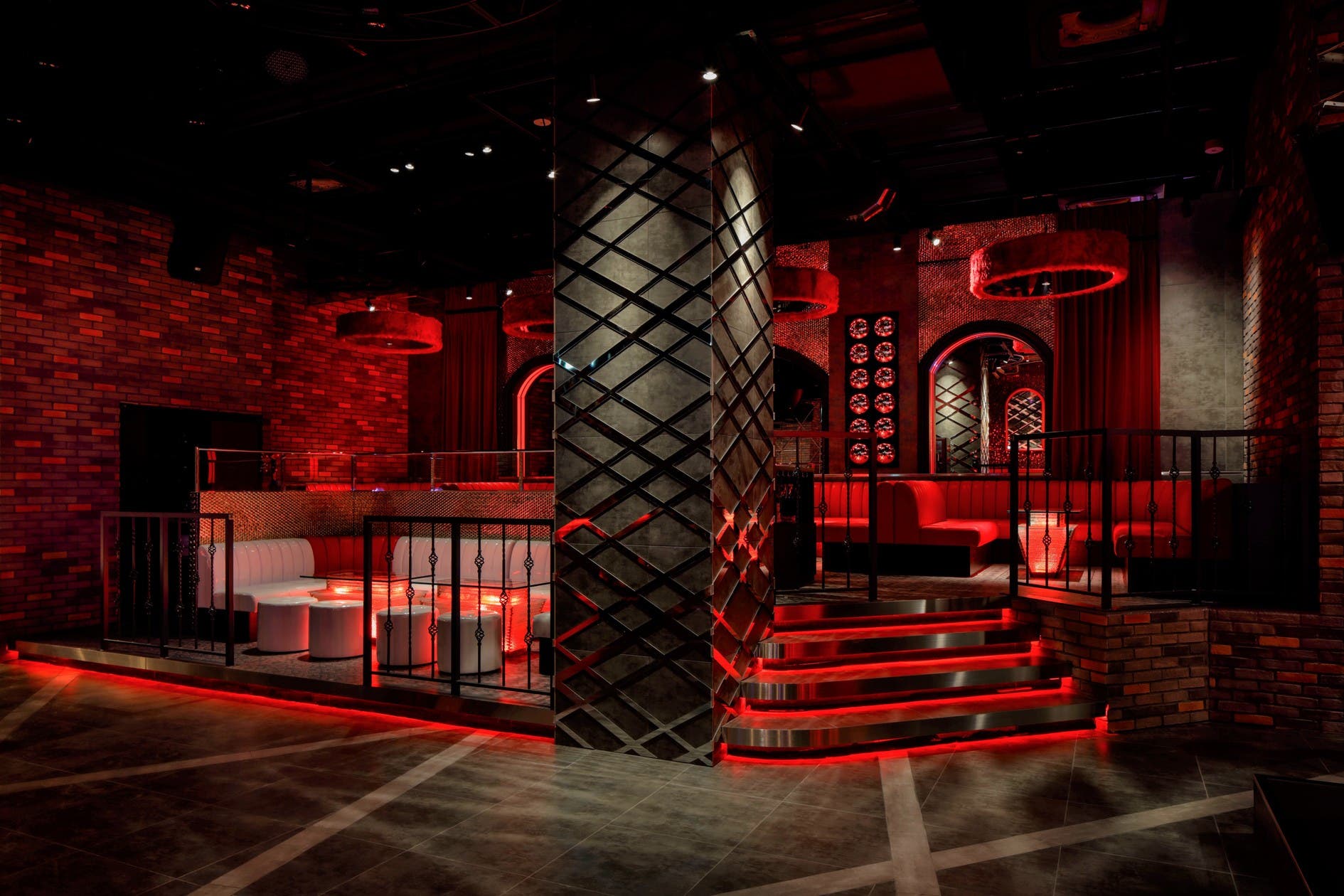 若者に大人気のナイトクラブの写真4