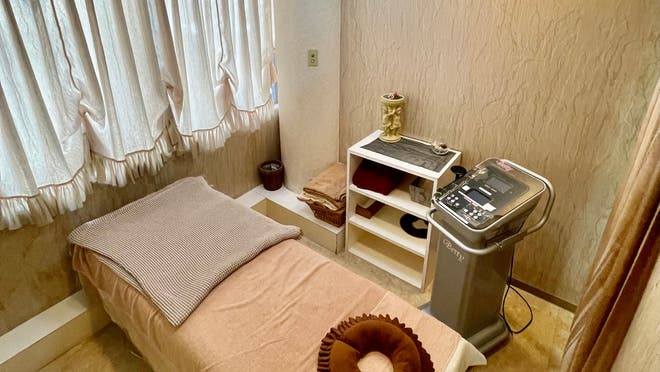 【個室(中)レンタル】~平日20%OFF!~ 谷町九丁目駅徒歩1分✨ヨーロピアン基調の落ち着いた店内で自分らしくワークライフ✨の写真1