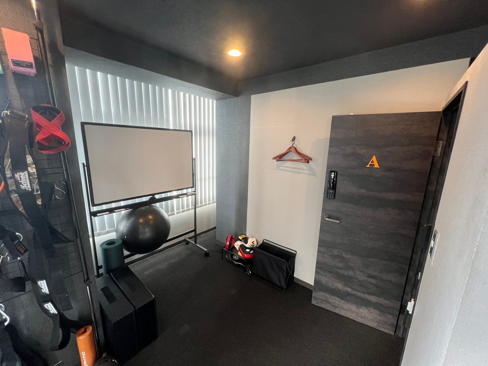 【値下げしました！】【池袋駅1分】おしゃれな内装で器具も充実A室！ウォーターサーバーありのレンタルジム【ルームA】の写真13