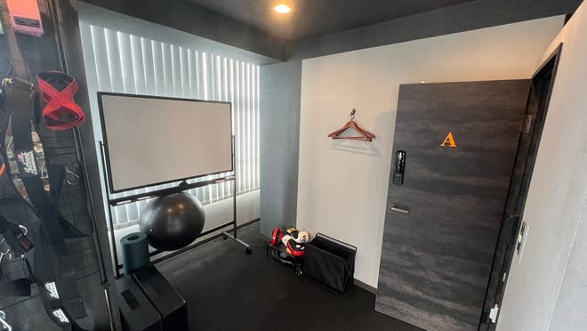 【値下げしました!】【池袋駅1分】おしゃれな内装で器具も充実A室!ウォーターサーバーありのレンタルジム【ルームA】の写真13