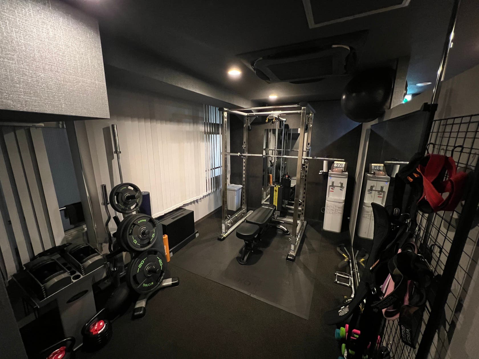 【値下げしました！】【池袋駅1分】おしゃれな内装で器具も充実B室！ウォーターサーバーありのレンタルジム【ルームB】の写真1