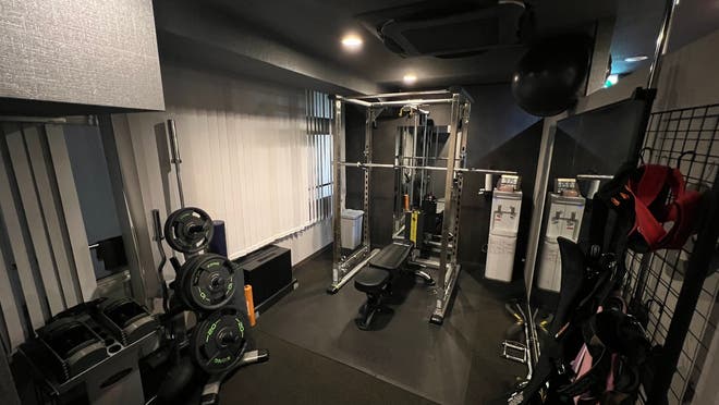 【値下げしました!】【池袋駅1分】おしゃれな内装で器具も充実B室!ウォーターサーバーありのレンタルジム【ルームB】の写真1