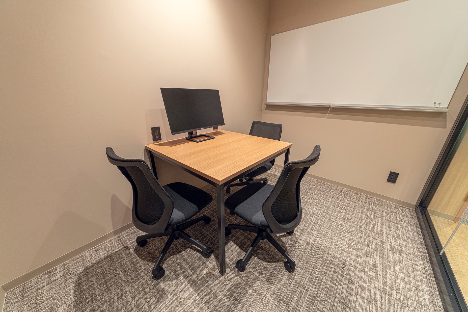 会議室 01(3名)の写真1