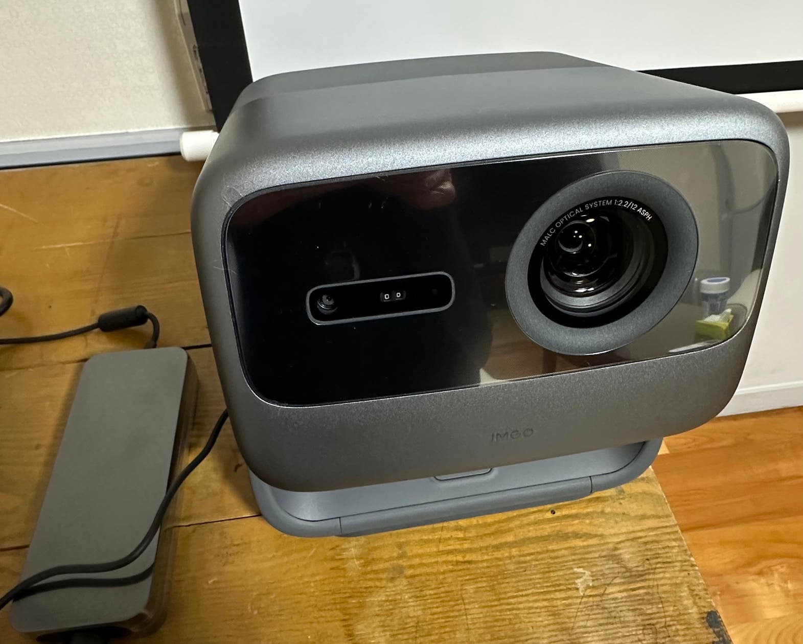 LEDプロジェクター＋100インチスクリーン＋HDMIケーブルの画像1