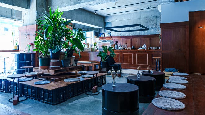 ベストホスト運営✨【駅徒歩30秒】ホテルライク・アンティーク・ボタニカルなカフェ撮影スタジオ / 天高3.4mの写真1