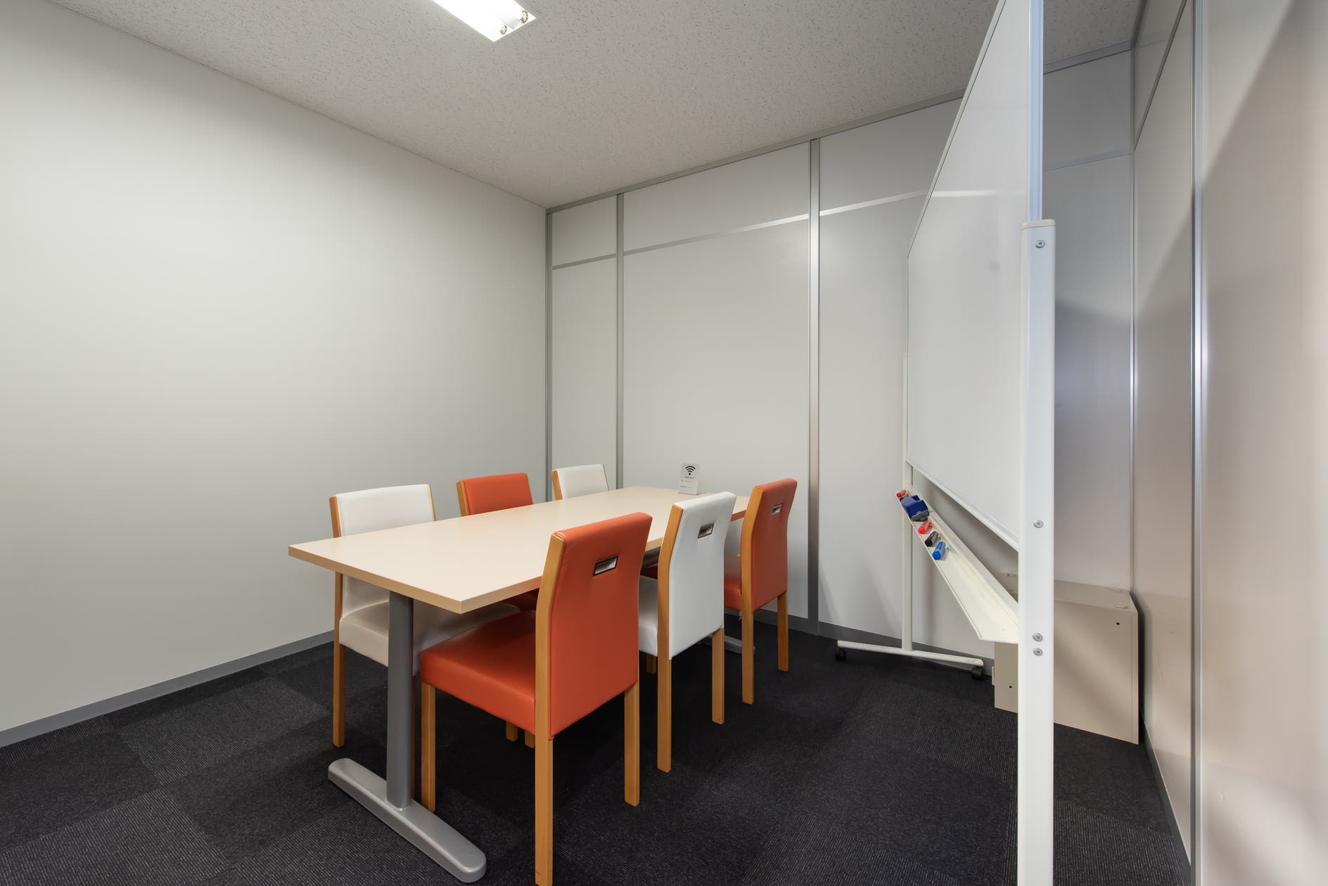 ⭐️【6名会議室】池袋駅東口から徒歩5分⭐️スタッフ常駐のため安心してご利用いただけます！✨Wi-Fi有りの写真1