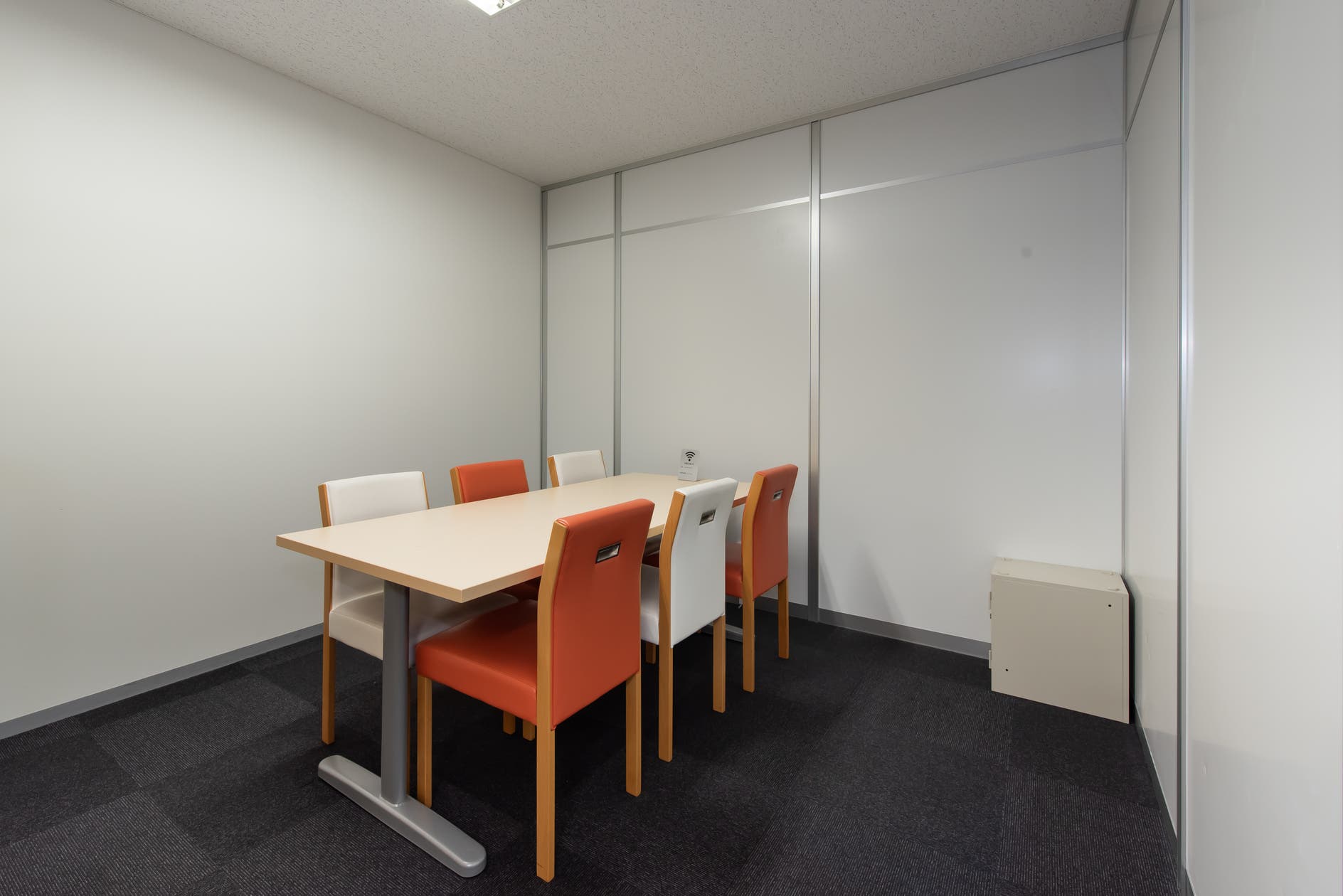 ⭐️【6名会議室】池袋駅東口から徒歩5分⭐️スタッフ常駐のため安心してご利用いただけます！✨Wi-Fi有りの写真2