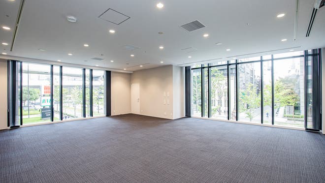 御堂会館2階Fホール 大阪メトロ本町駅徒歩1分のネット会議対応の貸ホール! の写真1