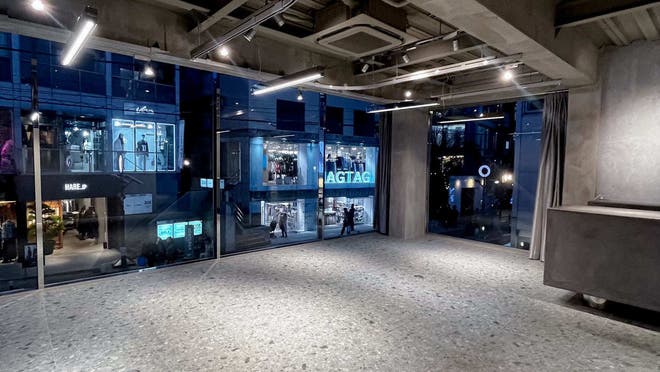 原宿キャットストリートに佇む2Fレンタルスペース。全面ガラス、釘打ちOK。賑わうロケーションで上質なイベントを。の写真1