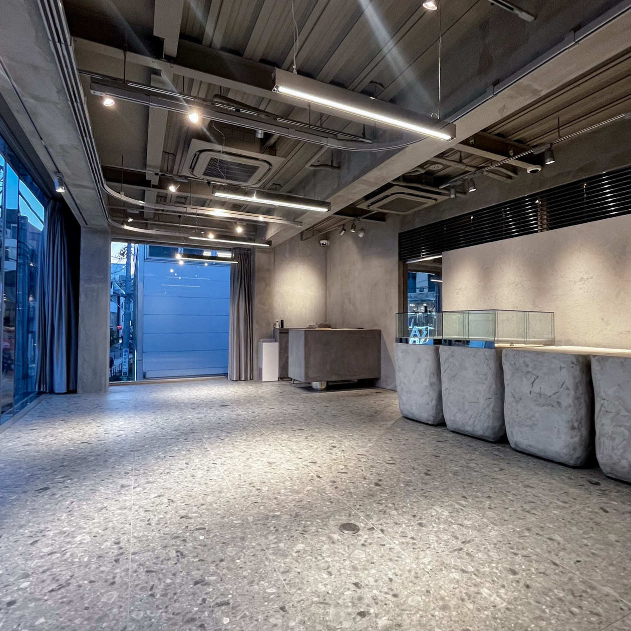 原宿キャットストリートに佇む2Fレンタルスペース。全面ガラス、釘打ちOK。賑わうロケーションで上質なイベントを。の写真4