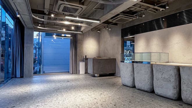 原宿キャットストリートに佇む2Fレンタルスペース。全面ガラス、釘打ちOK。賑わうロケーションで上質なイベントを。の写真4