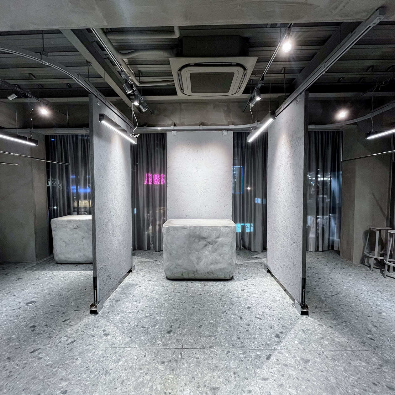 原宿キャットストリートに佇む2Fレンタルスペース。全面ガラス、釘打ちOK。賑わうロケーションで上質なイベントを。の写真5