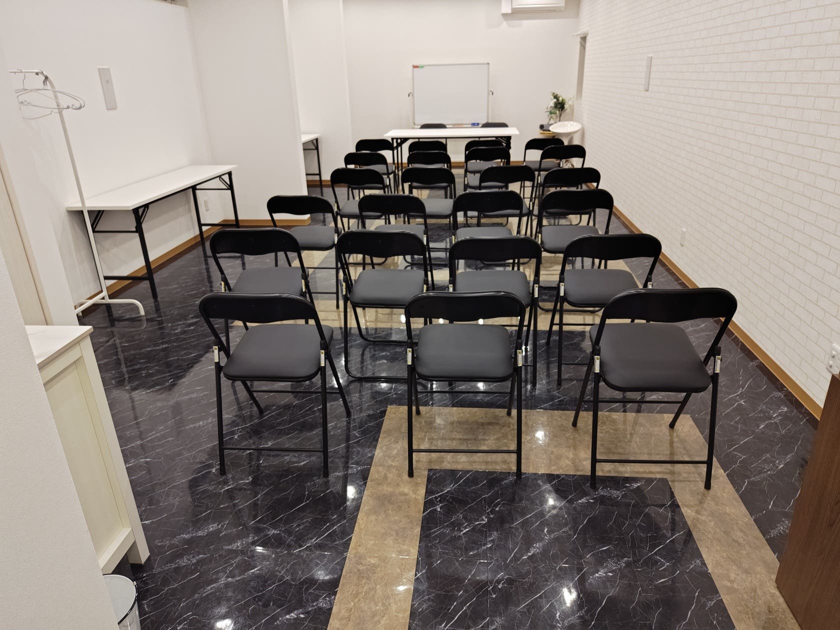 新小岩駅から徒歩4分　1階会議室　長机8台・着席人数30名　の写真2