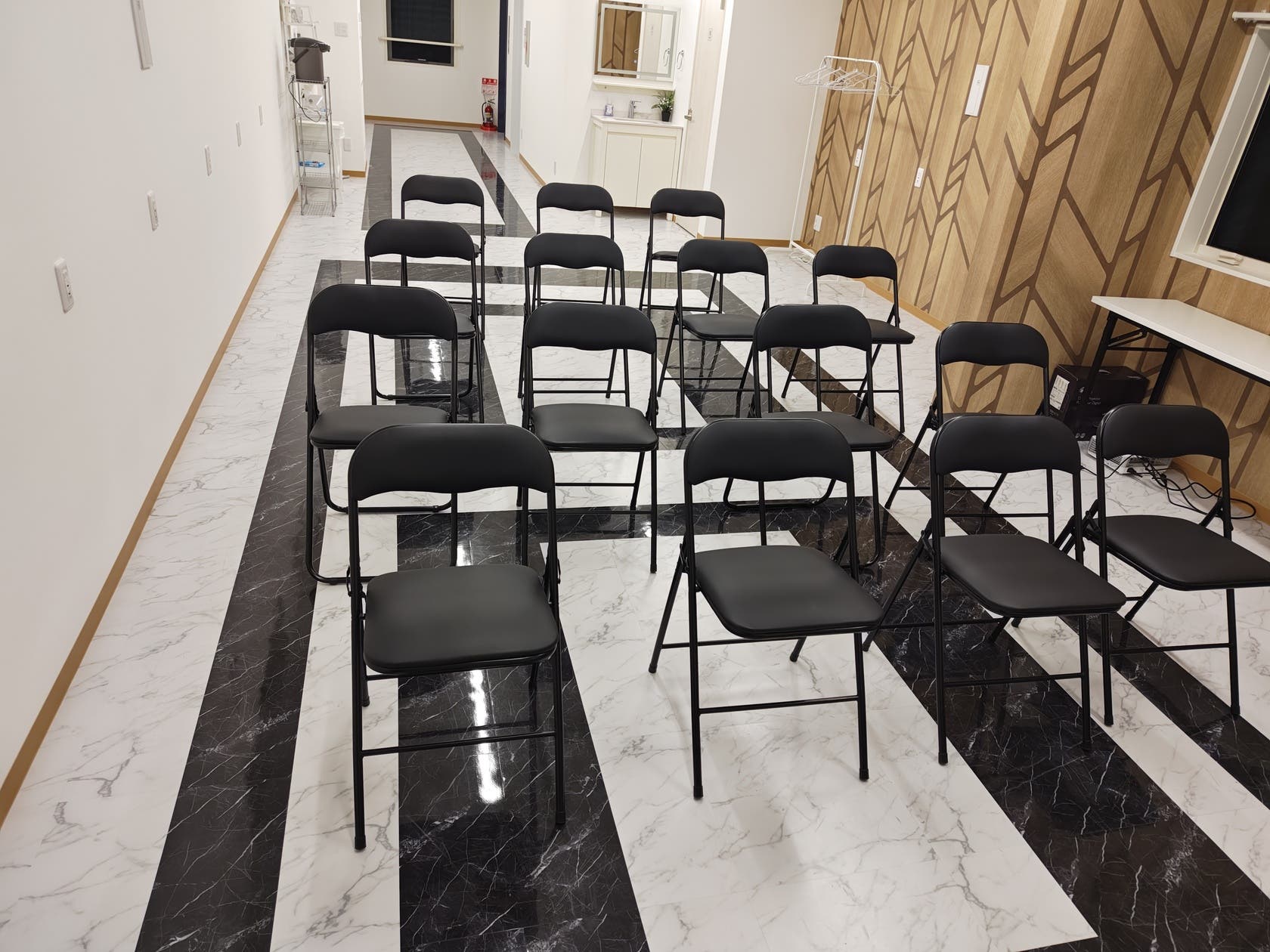 新小岩駅から徒歩4分　2階会議室　長机8台・着席人数30名の写真7