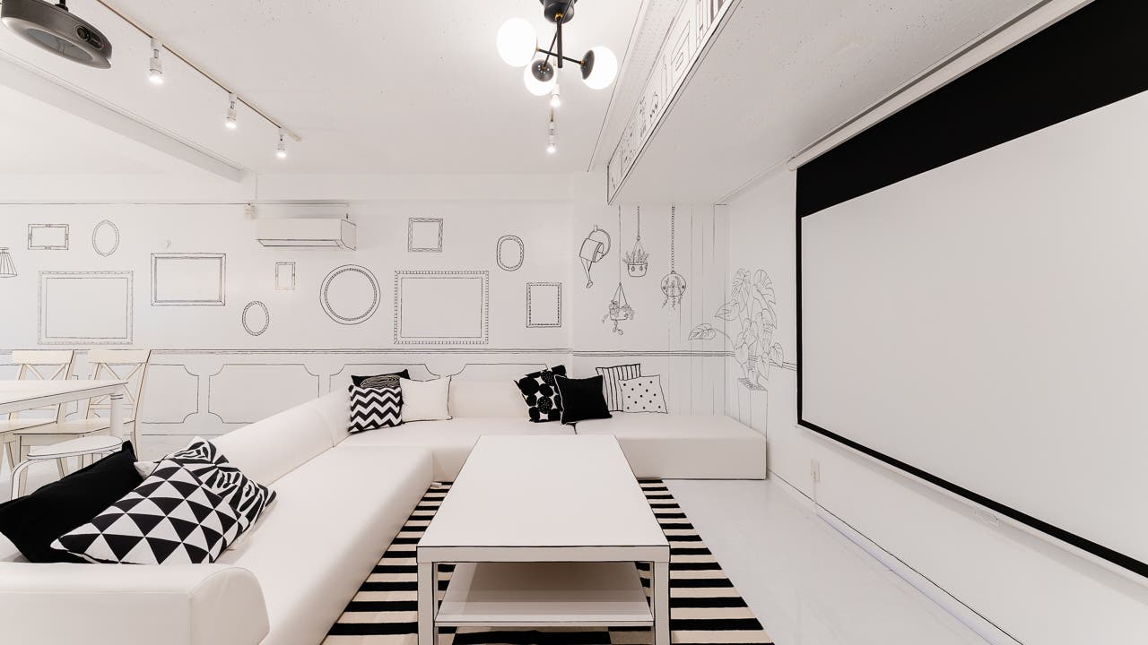 ボドゲ秋葉原8号店🌟ボードゲーム70種類🎲プロジェクター📽️大画面TV📺光回線の写真8