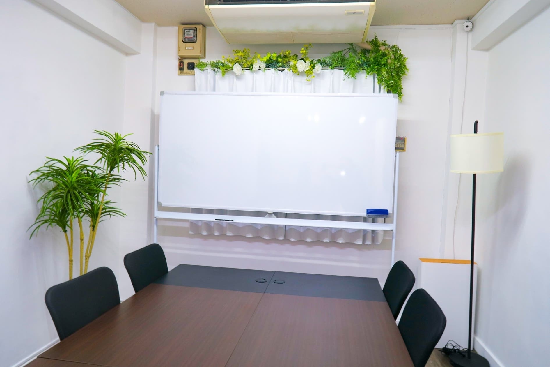 直前割を実施✨東京神田🍀最大20名可🍀駅近２階🍀施術ベッド✨全備品無料✨お得な1日プラン有✨会議/ボードゲームに最適✨の写真6