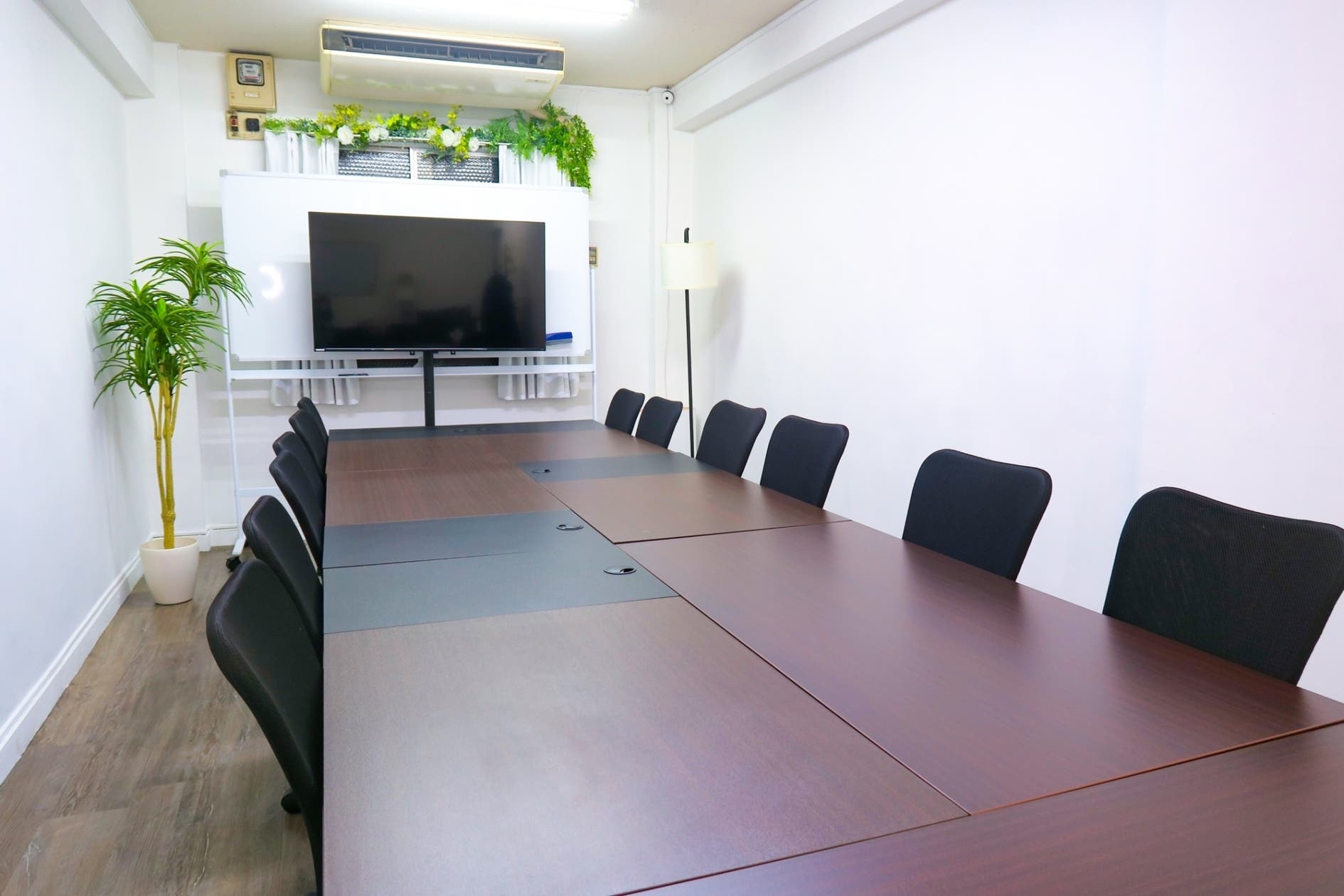 直前割を実施✨東京神田🍀最大20名可🍀駅近２階🍀施術ベッド✨全備品無料✨お得な1日プラン有✨会議/ボードゲームに最適✨の写真4