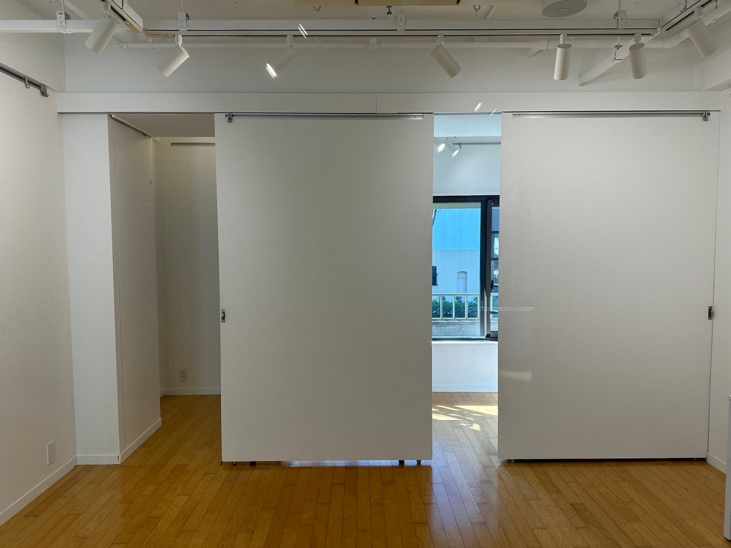 表参道ヒルズ内31㎡【試着室・天吊ハンガーパイプ有】展示会/ポップアップ/イベント対応。白基調&窓2面の並木道に面する開放的空間の写真10