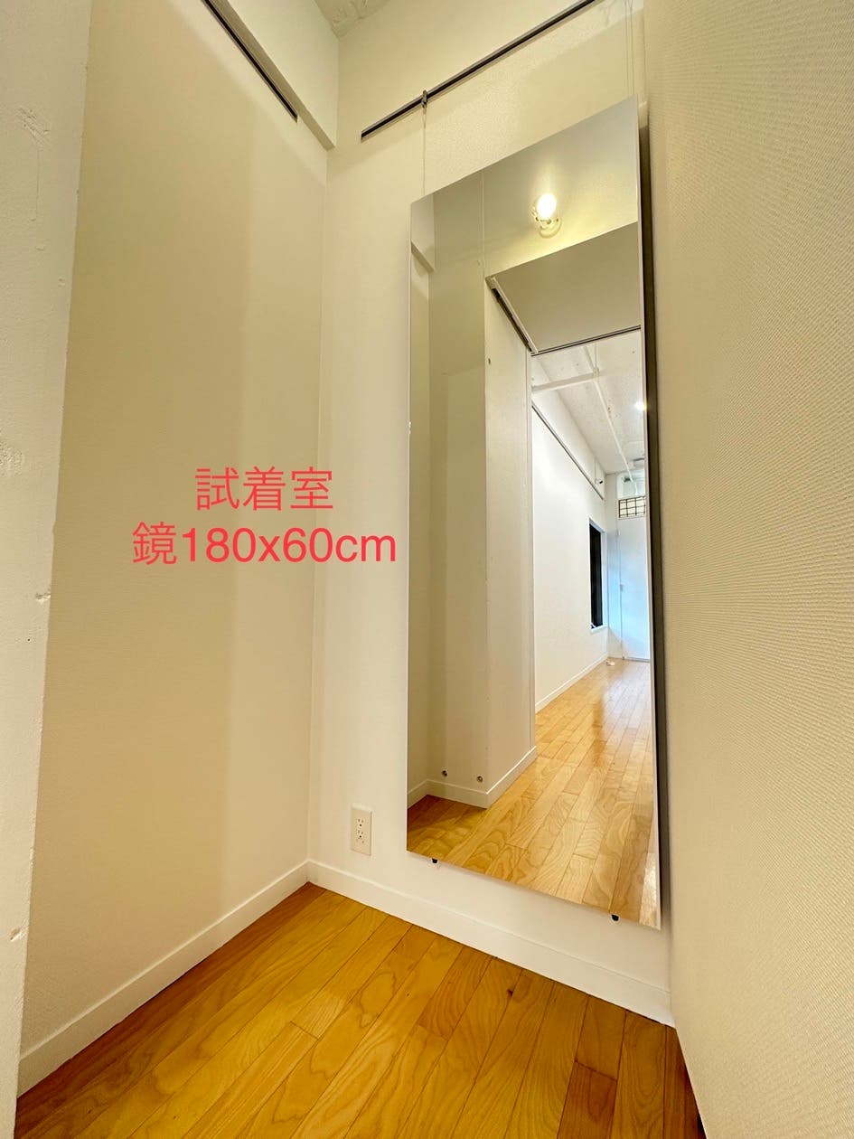 表参道ヒルズ内31㎡【試着室・天吊ハンガーパイプ有】展示会/ポップアップ/イベント対応。白基調&窓2面の並木道に面する開放的空間の写真3