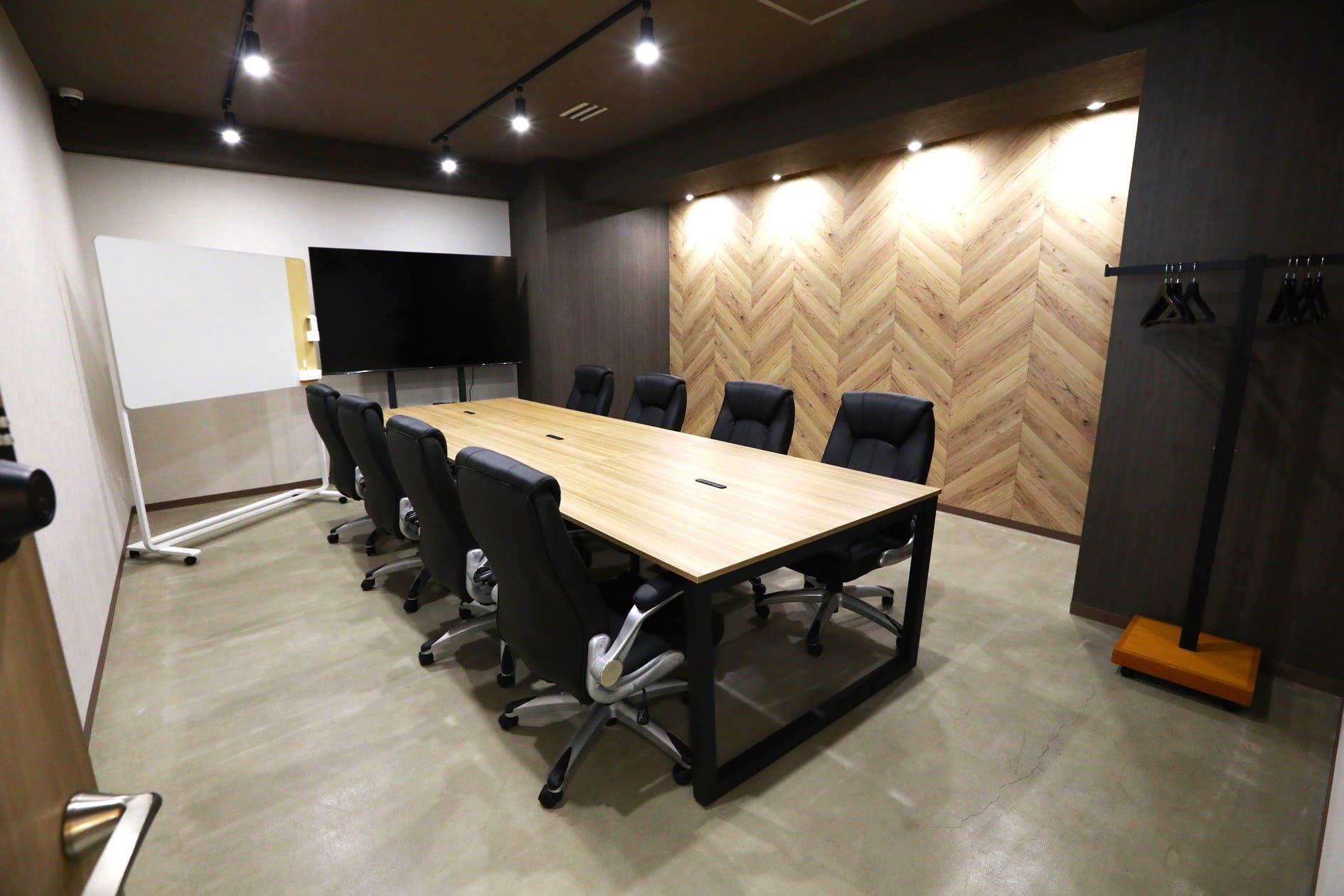 【仙台駅徒歩8分】ミーティングルーム｜落ち着いた雰囲気｜完全個室｜会議｜セミナー｜講座｜ボドゲ｜撮影・収録の写真1