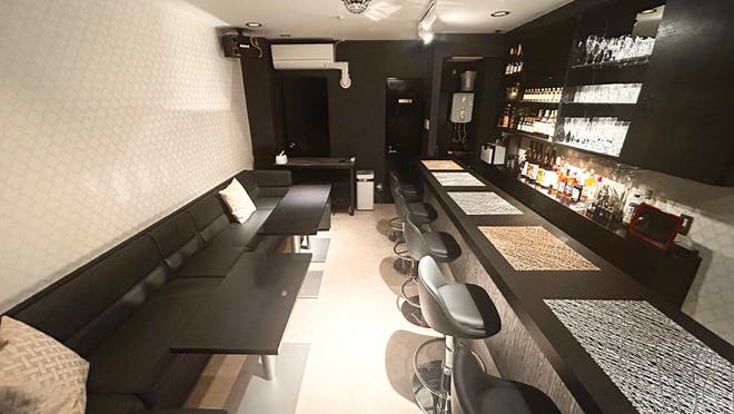 【難波/駅近】超好立地◎バーを目的に作られた内装の貸切空間✨50インチワイドモニター完備📺飲食持ち込みOK!👌の写真2