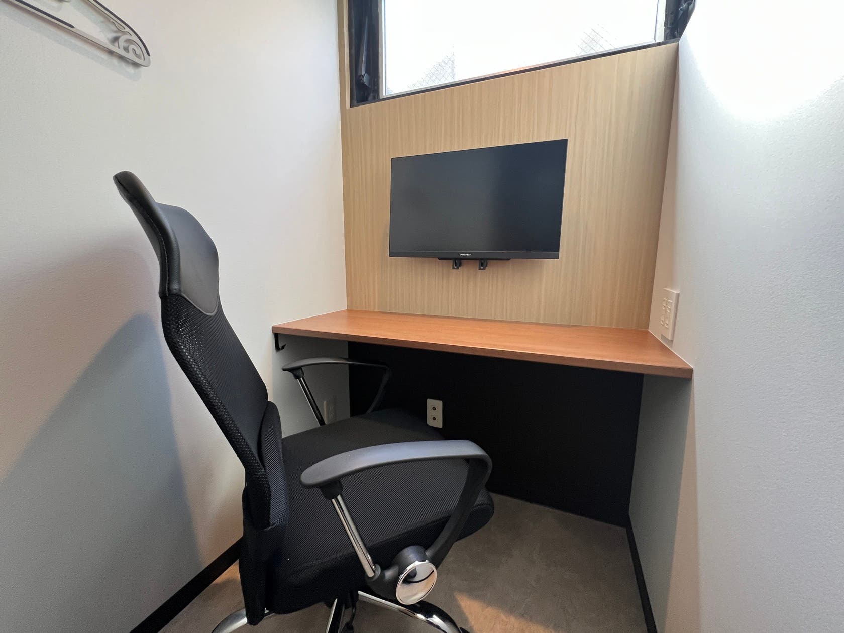 【¥660/1h！吉祥寺駅から徒歩1分】モニター・フリードリンク付き1名個室（ブース2）※予約時間前は入室不可の写真1