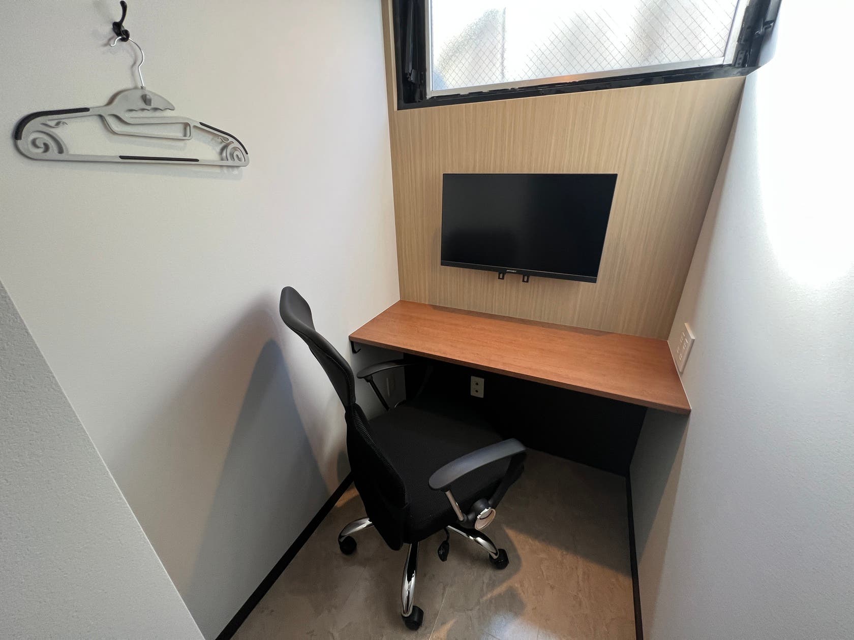 【¥660/1h！吉祥寺駅から徒歩1分】モニター・フリードリンク付き1名個室（ブース2）※予約時間前は入室不可の写真2