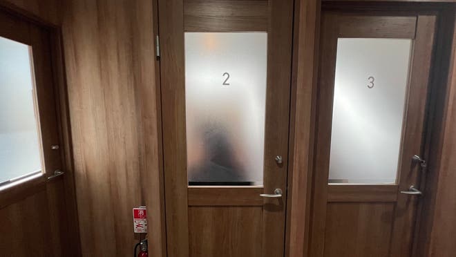 【¥660/1h!吉祥寺駅から徒歩1分】モニター・フリードリンク付き1名個室(ブース2)※予約時間前は入室不可の写真3