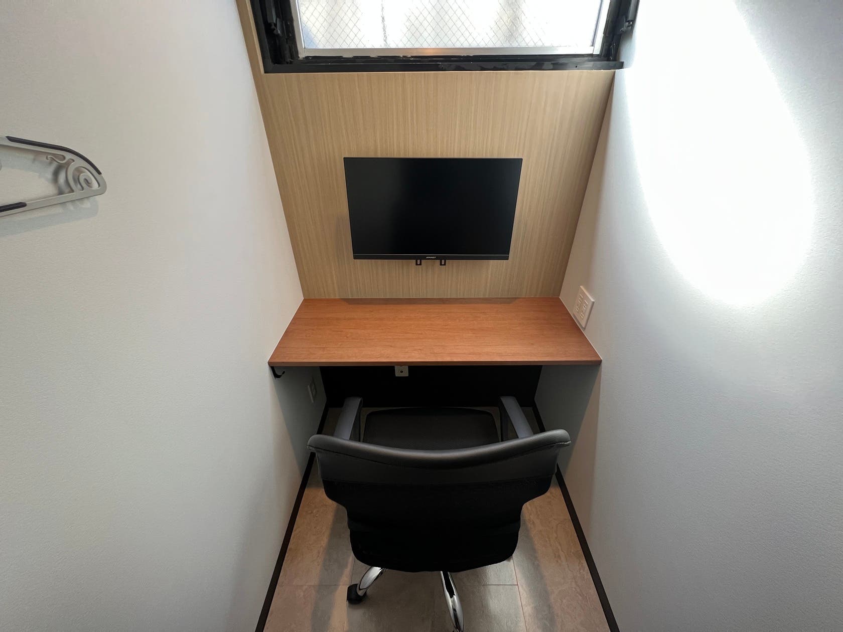 【¥660/1h！吉祥寺駅から徒歩1分】モニター・フリードリンク付き1名個室（ブース2）※予約時間前は入室不可の写真4