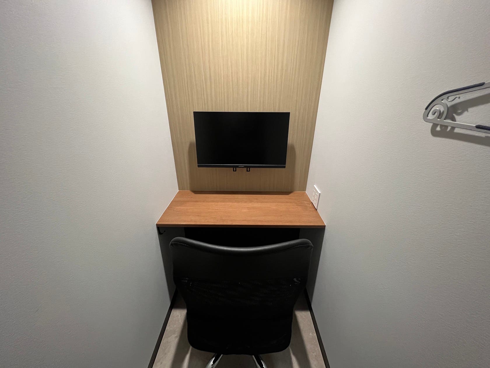 【¥660/1h！吉祥寺駅から徒歩1分】モニター・フリードリンク付き1名個室（ブース4）※予約時間前は入室不可の写真1