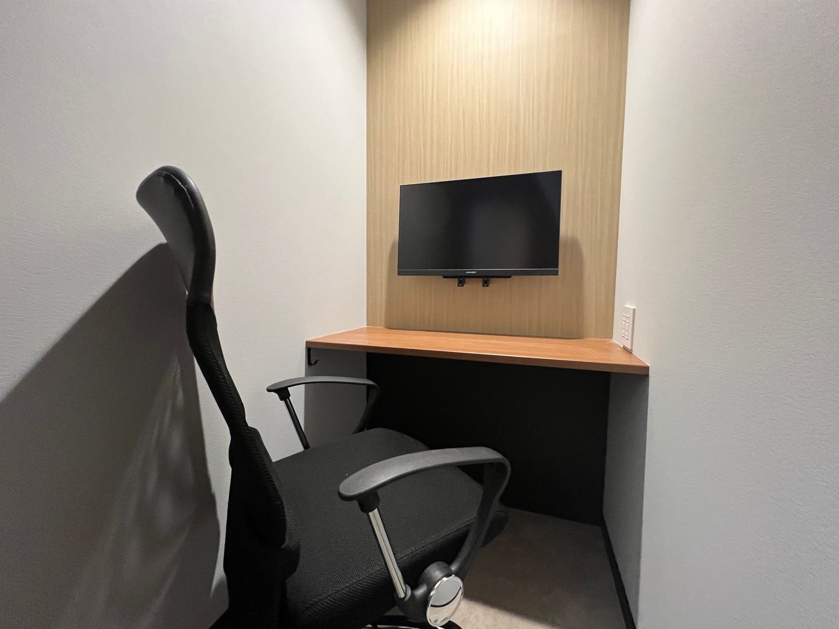 【¥660/1h！吉祥寺駅から徒歩1分】モニター・フリードリンク付き1名個室（ブース4）※予約時間前は入室不可の写真2