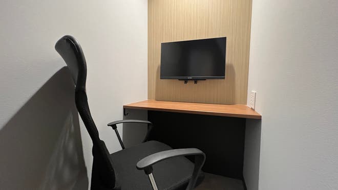 【¥660/1h!吉祥寺駅から徒歩1分】モニター・フリードリンク付き1名個室(ブース4)※予約時間前は入室不可の写真2