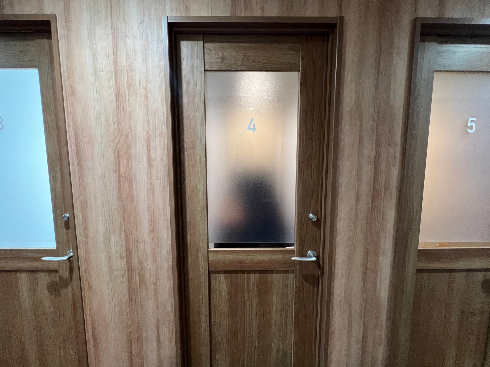 【¥660/1h！吉祥寺駅から徒歩1分】モニター・フリードリンク付き1名個室（ブース4）※予約時間前は入室不可の写真3