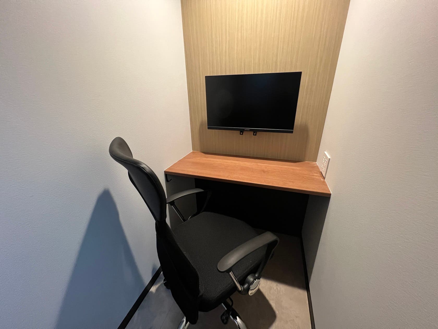 【¥660/1h！吉祥寺駅から徒歩1分】モニター・フリードリンク付き1名個室（ブース5）※予約時間前は入室不可の写真1