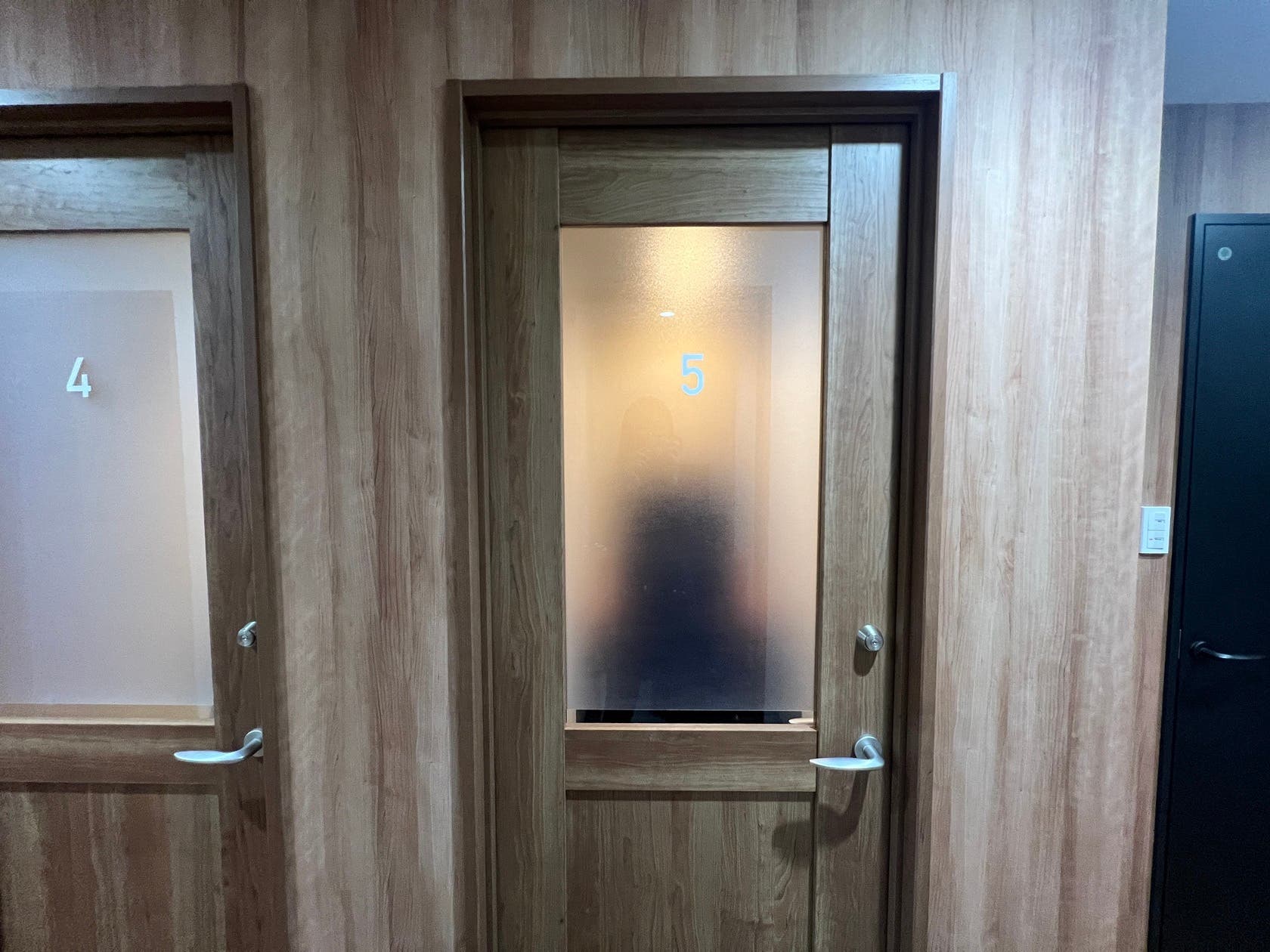 【¥660/1h！吉祥寺駅から徒歩1分】モニター・フリードリンク付き1名個室（ブース5）※予約時間前は入室不可の写真2