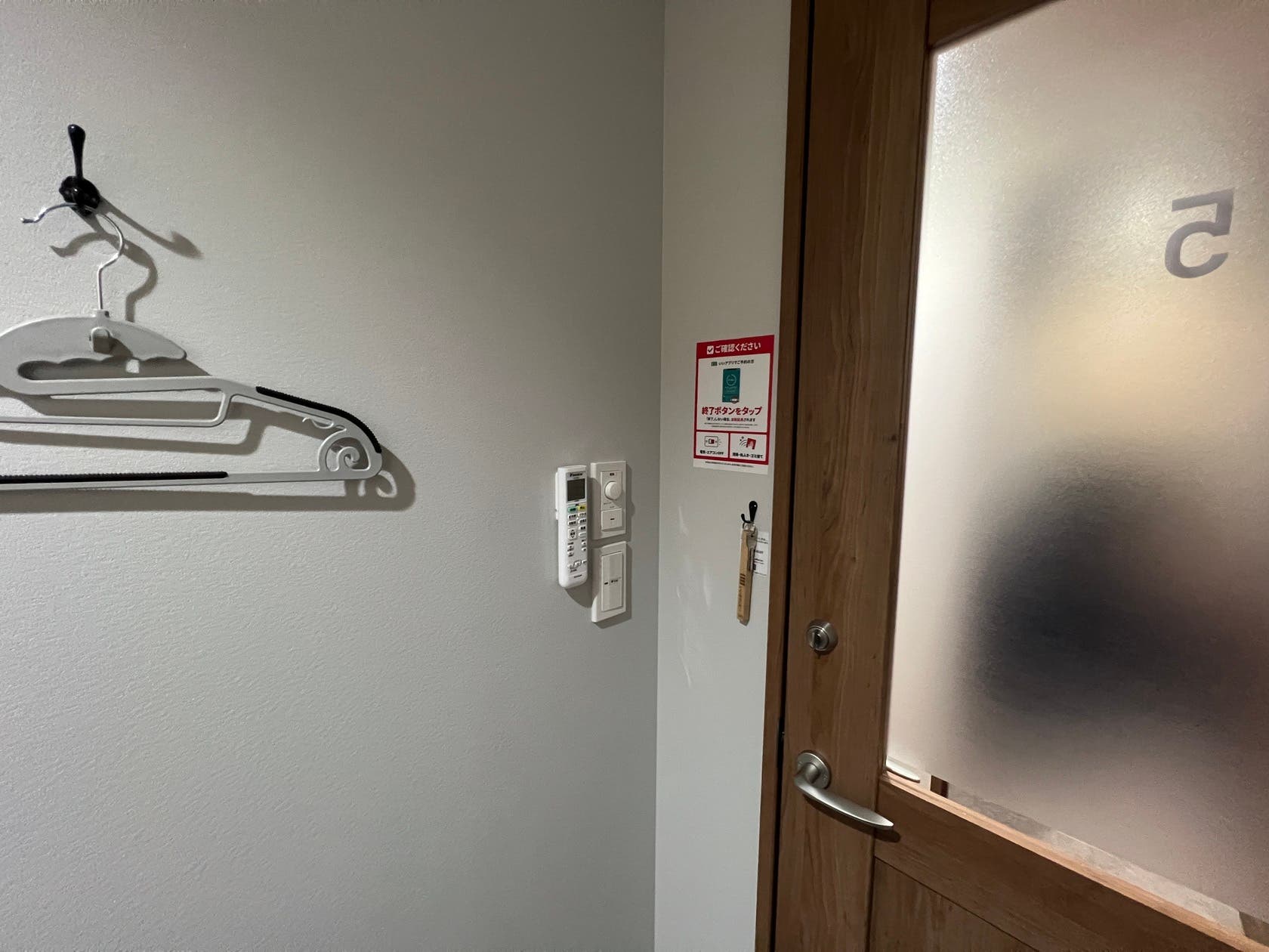 【¥660/1h！吉祥寺駅から徒歩1分】モニター・フリードリンク付き1名個室（ブース5）※予約時間前は入室不可の写真3