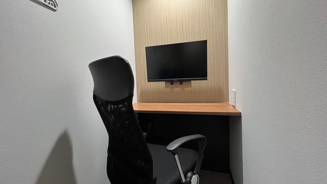 【¥660/1h!吉祥寺駅から徒歩1分】モニター・フリードリンク付き1名個室(ブース7)※予約時間前は入室不可の写真1